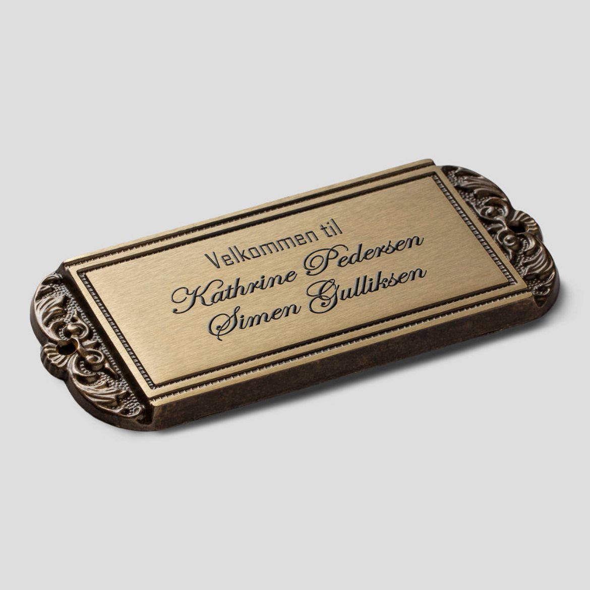 Design Skilt. Dørskilt patinert messing